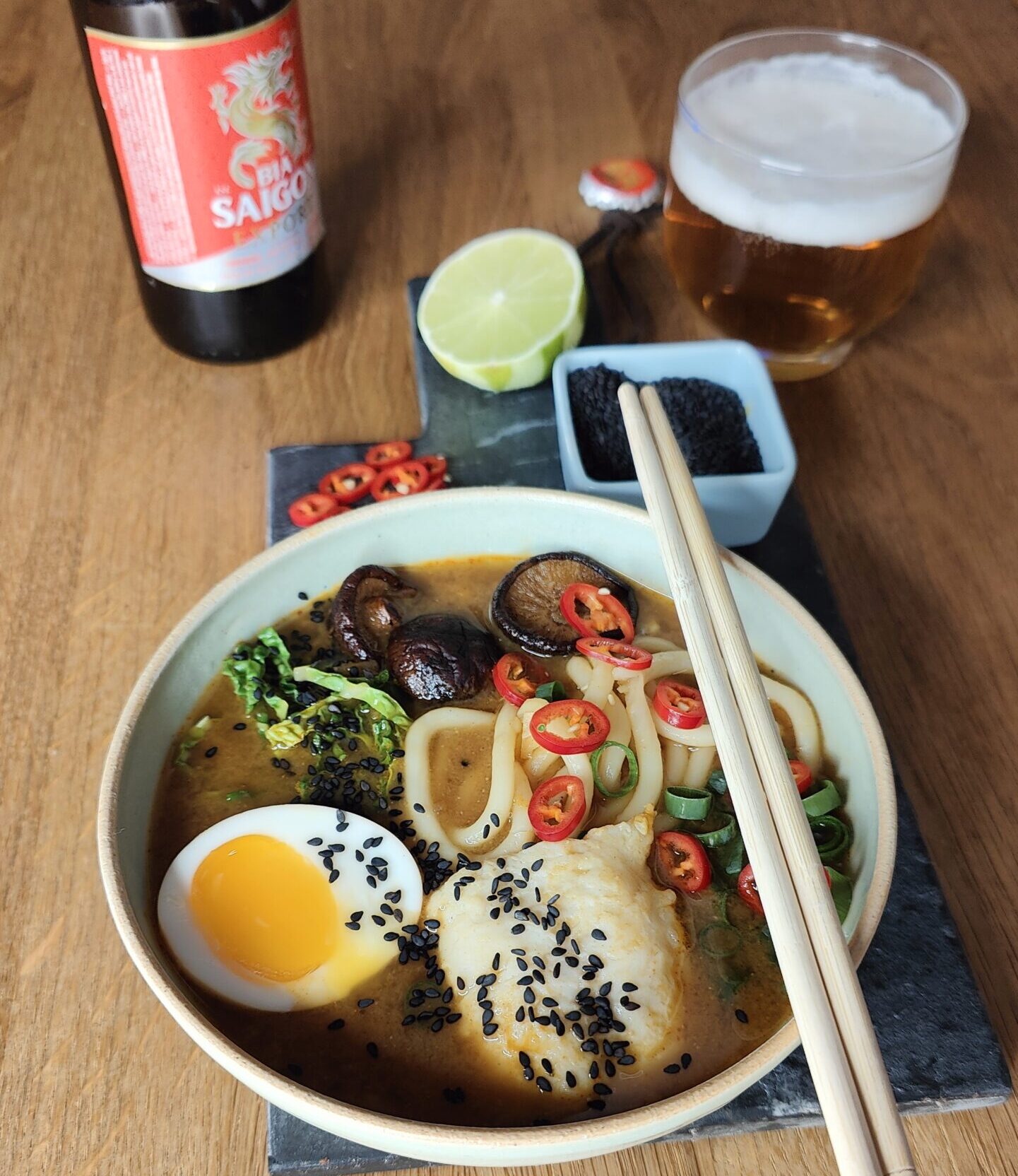 Nem, hurtig ramen: Spicy Miso Ramen med soyaæg og udonnudler